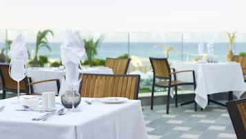 2 restaurantes, cozinha internacional