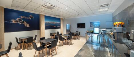 Café da manhã com buffet todos os dias (EUR 10 por pessoa)