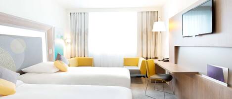 Quarto duplo superior, 2 camas de solteiro | Roupas de cama premium, frigobar, escrivaninha, cortinas blackout