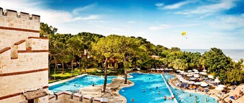 3 piscinas externas, funciona das 8h às 18h30, guarda-sóis