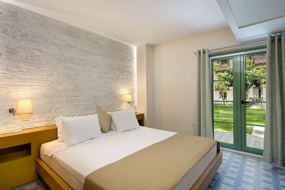 Roupa de alta qualidade, minibar grátis, cofre no quarto, secretária 