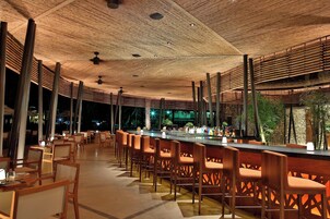 2 restaurantes: opção de café da manhã, almoço e jantar
