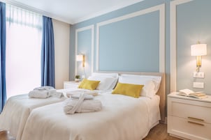 Frigobar, cofres nos quartos, individualmente mobiliados, escrivaninha