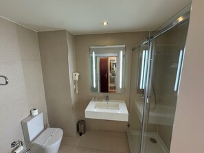 Quarto Duplo Superior, varanda, vista para o mar | Casa de banho | Uma banheira, uma banheira de imersão total, um secador de cabelo 