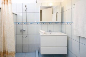 Chuveiro, secador de cabelo, toalhas de banho 