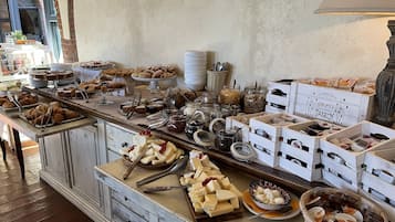 Café da manhã com buffet grátis todos os dias