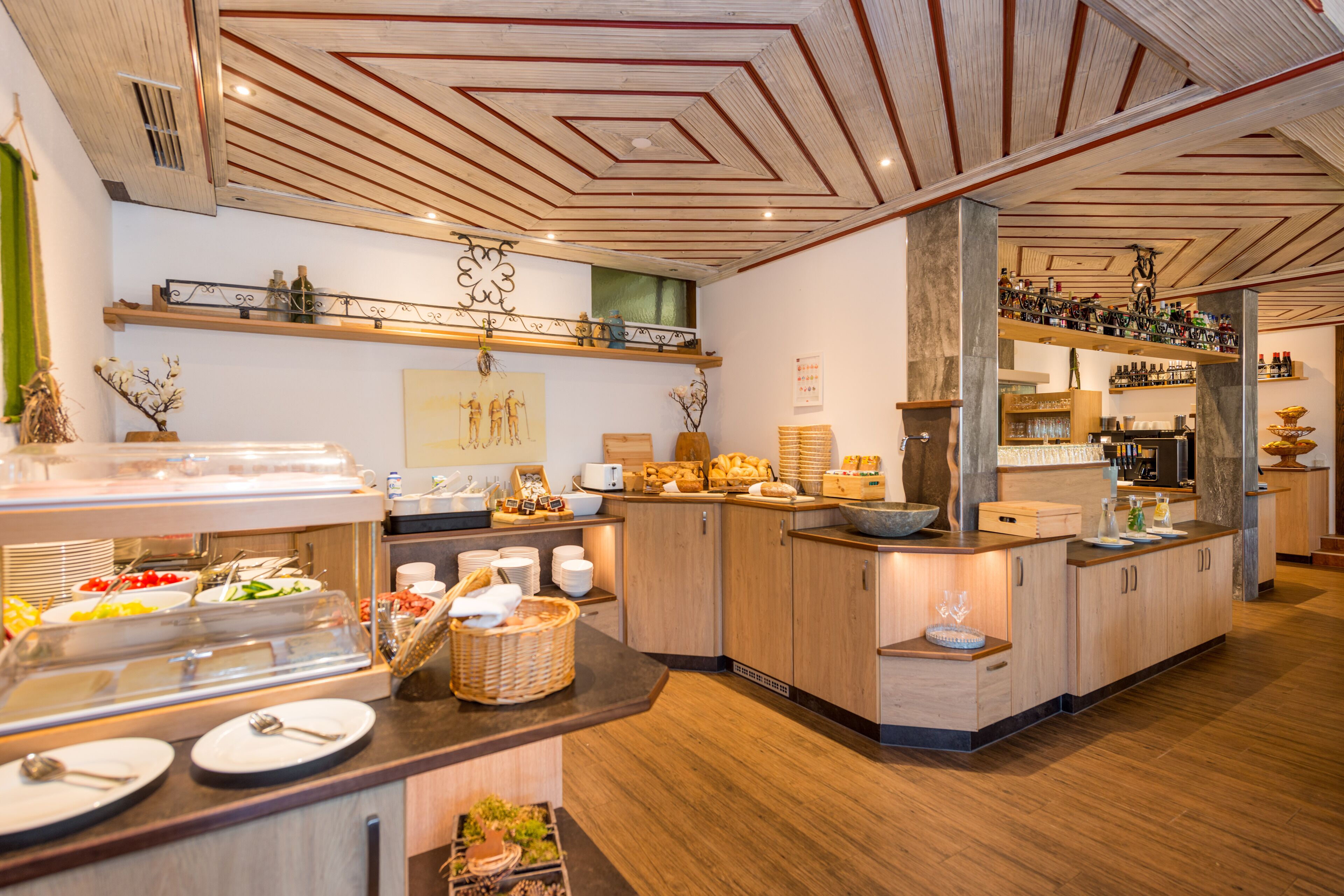 Uma área de buffet com diversos tipos de comida e um espaço para café.