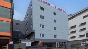 Um edifício moderno com uma placa que diz "Ginger" no topo.