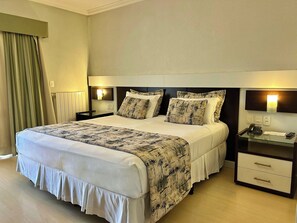 Quarto Twin Deluxe, 1 quarto, casa de banho anexa | Minibar, cortinas/cortinados opacos, quartos insonorizados 