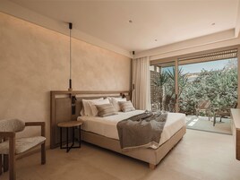 Cofres nos quartos, cortinas blackout, ferros/tábuas de passar roupa