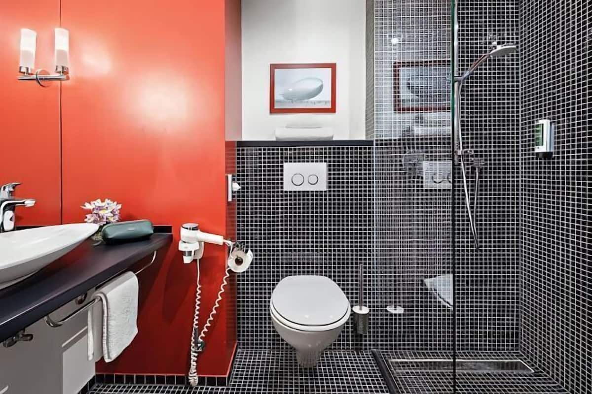Banheiro | Chuveiro, chuveiro com efeito de chuva, secador de cabelo, piso aquecido