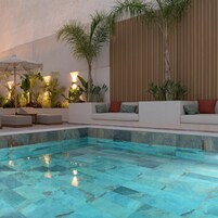 Piscina exterior, guarda-sóis, espreguiçadeiras 