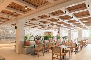 Almoços e jantares servidos, com vista para a piscina 