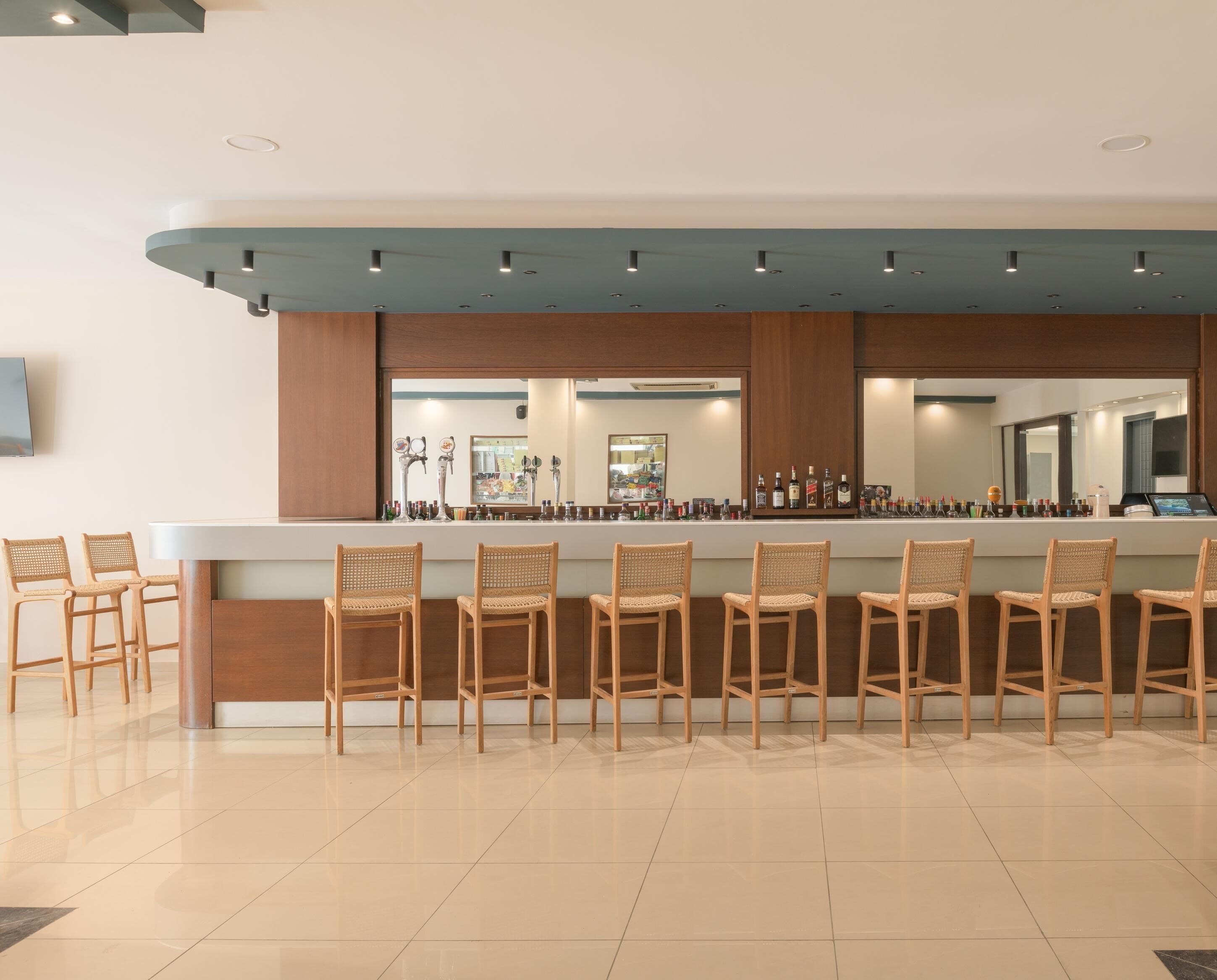 Com vista para a piscina, serve almoços e jantares 