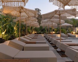 Piscina exterior, guarda-sóis, espreguiçadeiras 