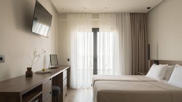 Superior Double or Twin Room with Terrace | Cofres nos quartos, escrivaninha, cortinas blackout