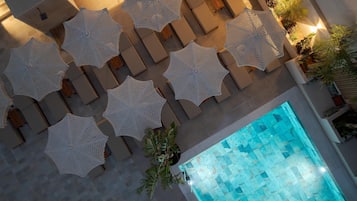 Piscina externa, guarda-sóis, espreguiçadeiras