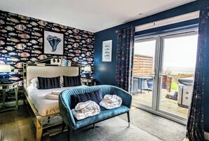 Suite Júnior, 1 cama de casal, banheira de hidromassagem grande, vista para o mar | Secretária, secretária adequada para computadores portáteis 