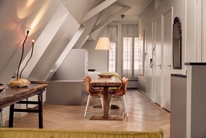 Suíte júnior, 1 cama Queen | Área de estar | TV de tela plana