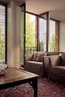 Suite Executiva, 2 camas queen-size, vista para o canal | Sala | TV de ecrã plano 