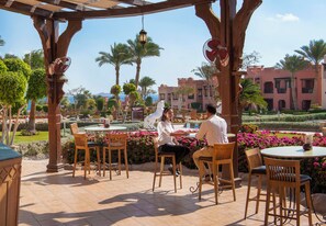 3 bares/lounges, um bar junto à piscina, um bar de praia 