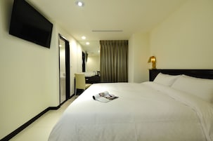 Quarto casal elite | Roupas de cama premium, edredons de pluma, escrivaninha