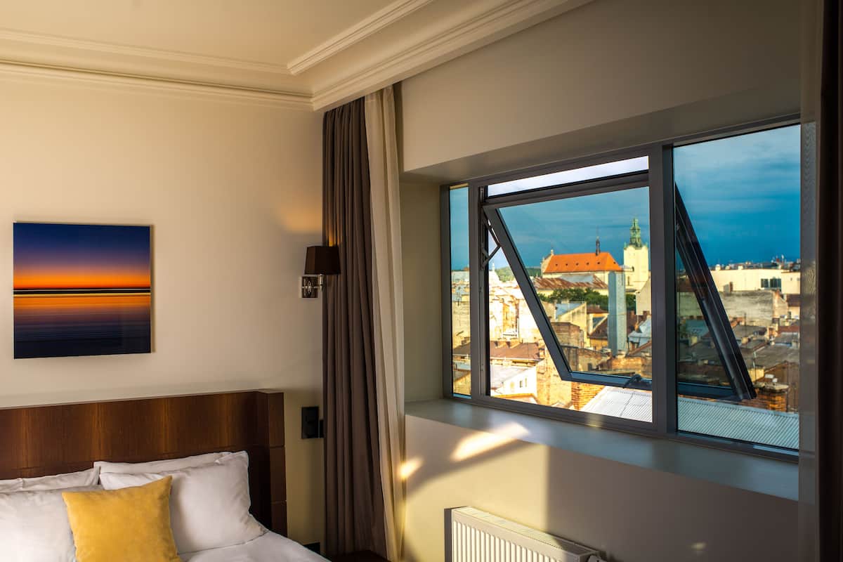 Quarto Clássico com Cama de Casal | Camas de colchão pillowtop, minibar, cofre no quarto, secretária