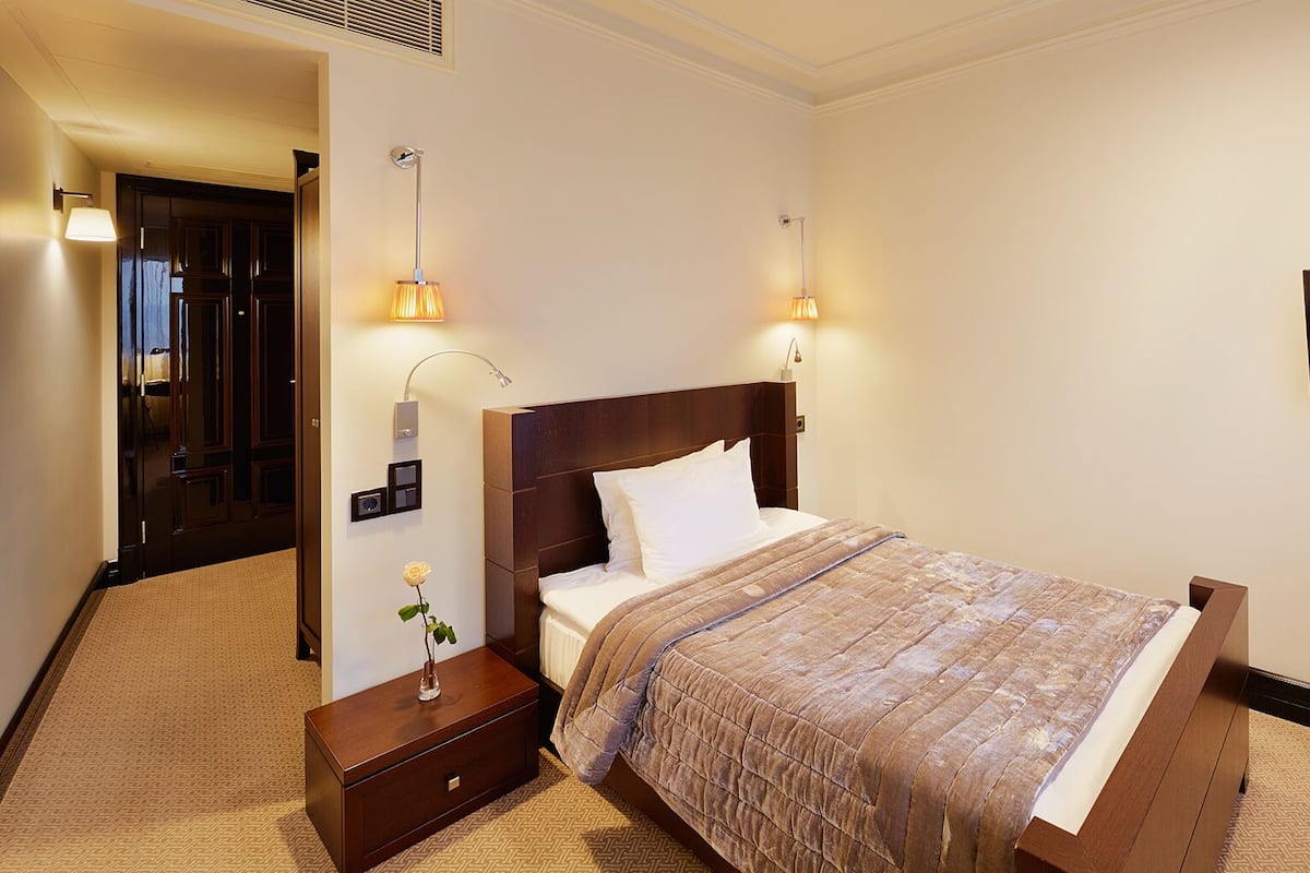 Quarto Individual Clássico | Camas de colchão pillowtop, minibar, cofre no quarto, secretária