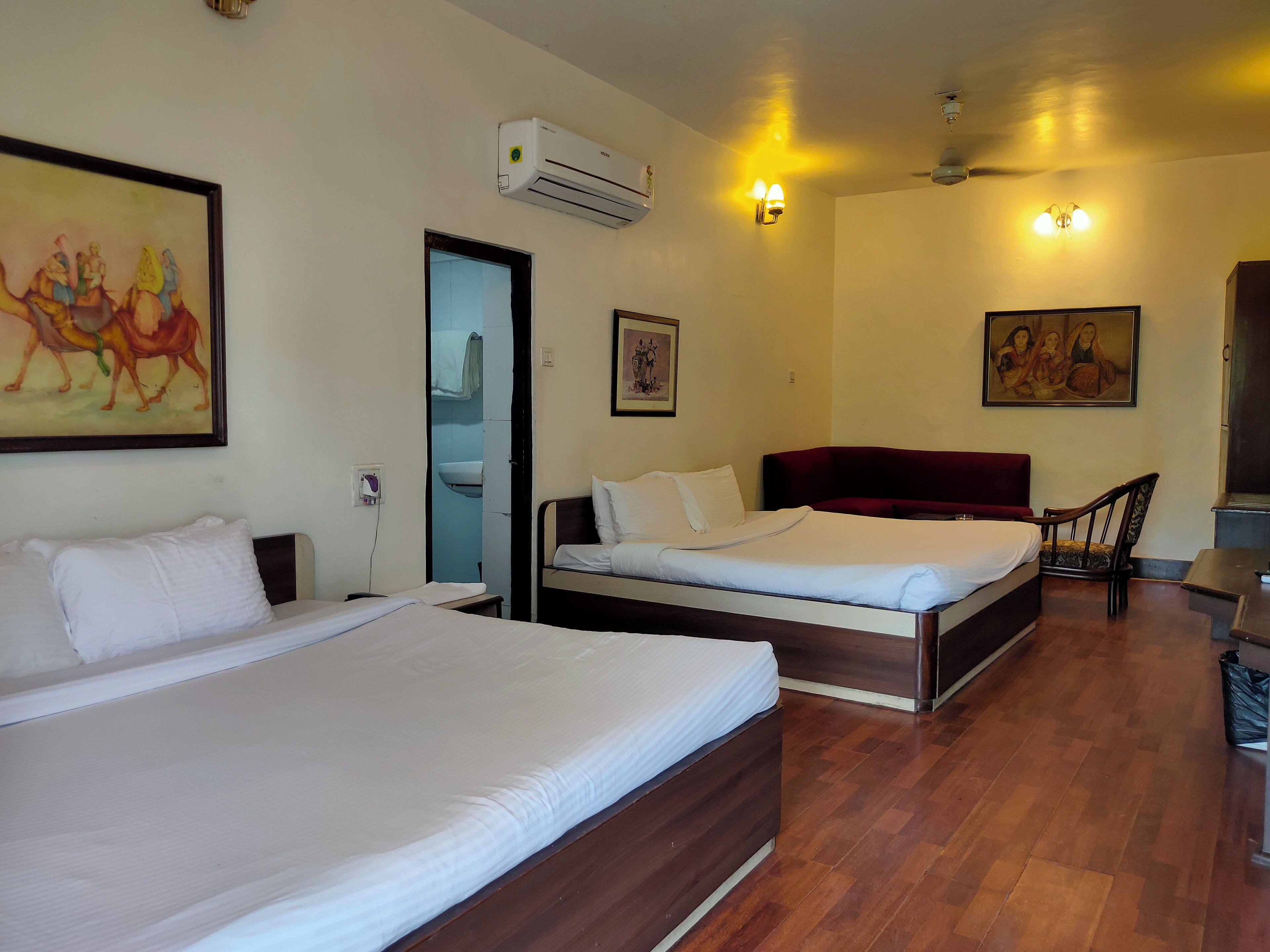 Quarto Deluxe, 2 quartos, fumadores, vista para a montanha | Cofre no quarto, Wi-fi grátis, roupa de cama fornecida 