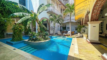 2 piscinas exteriores, espreguiçadeiras 