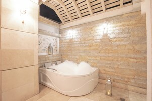 Suite de Luxo, 1 quarto | Casa de banho | Um secador de cabelo, roupões, chinelos, toalhas fornecidas 