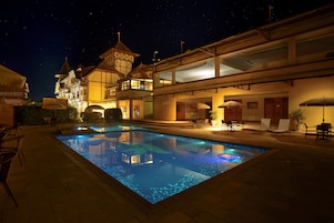Piscina exterior, guarda-sóis, espreguiçadeiras