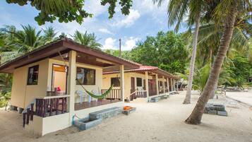 Cofre no quarto, roupa de cama fornecida