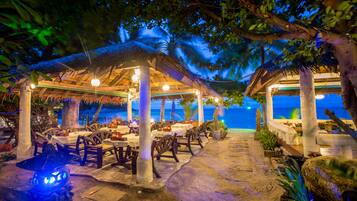 Pequenos-almoços, almoços, jantares servidos, com vista para a praia