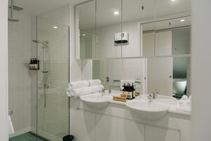 Cobertura, 1 quarto | Banheiro | Produtos de toalete de grife, secador de cabelo, toalhas de banho 