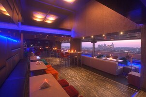 Este bar no terraço do hotel