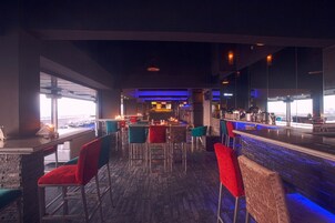 Este bar no terraço do hotel