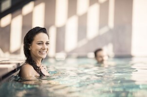 Piscina interna, piscina externa, espreguiçadeiras