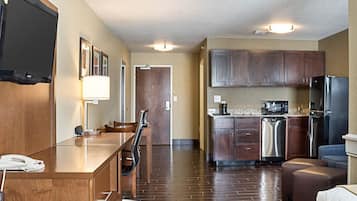 Suíte, para não fumantes, cozinha americana | 1 quarto, cofres nos quartos, escrivaninha, cortinas blackout