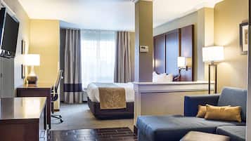 Suite, não fumadores (1 King, 1 Queen ) | 1 quarto, cofre no quarto, secretária, cortinas/cortinados opacos