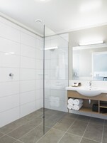 Produtos de toalete grátis, secador de cabelo, toalhas de banho