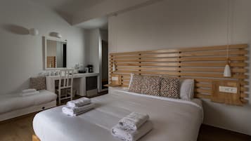 Quarto Triplo Standard | 2 quartos, cofre no quarto, quartos insonorizados, Wi-fi grátis