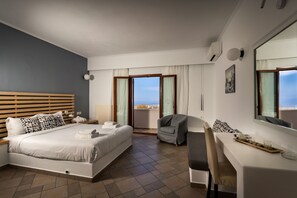 Quarto triplo luxo | Cofres nos quartos, quartos à prova de som, Wi-Fi de cortesia