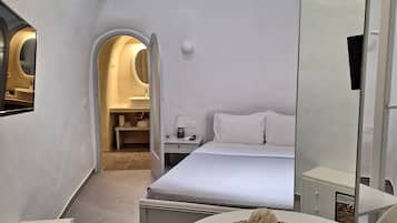 Two Bedroom Cave Villa | Cofres nos quartos, quartos à prova de som, Wi-Fi de cortesia