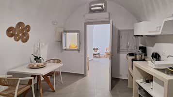 Two Bedroom Cave Villa | Área de estar | TV