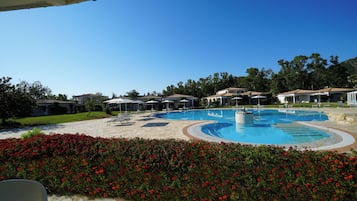Piscina exterior sazonal, guarda-sóis, espreguiçadeiras