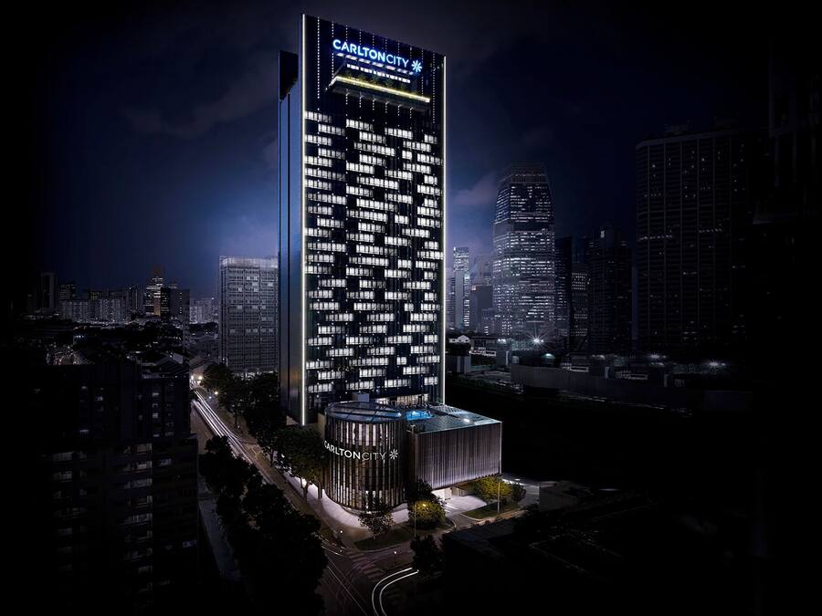 Fachada da propriedade à noite