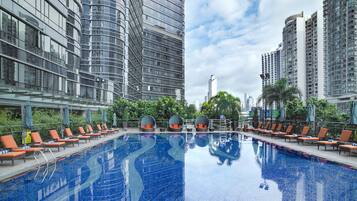 Piscina externa sazonal, guarda-sóis