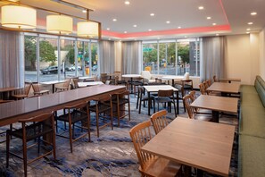 Pequeno-almoço tipo buffet diário incluído 