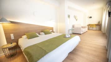 Quarto Premium | Cofre com capacidade para portátil, secretária, Wi-fi grátis